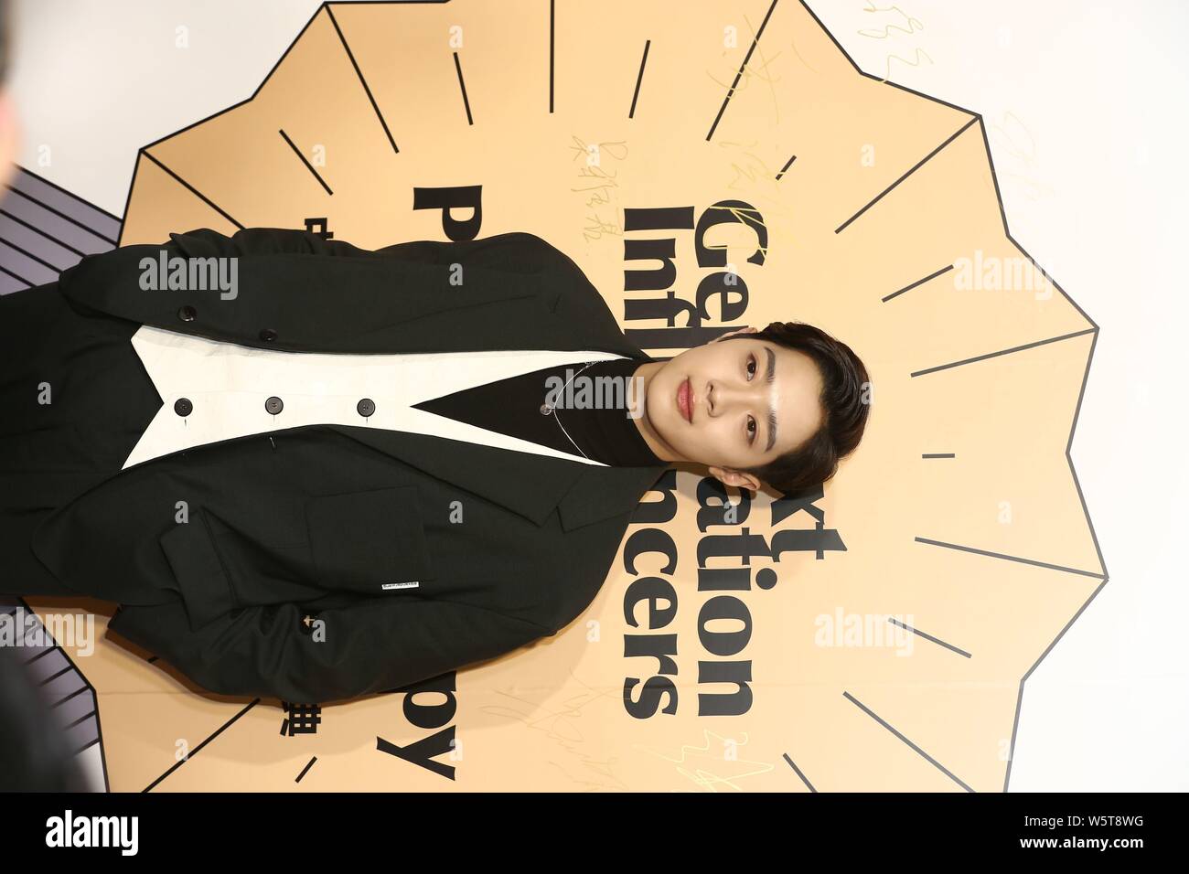 Taiwanese singer Lai Kuan-lin, also romanized as Lai Guan-lin, and a ...
