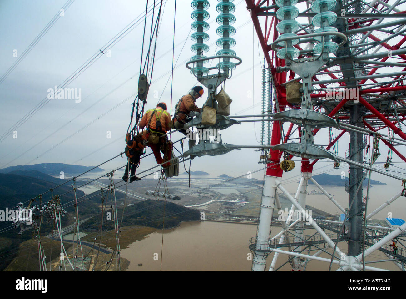 Chinese workers assemble power cables to connect Zhoushan's Jintang and ...