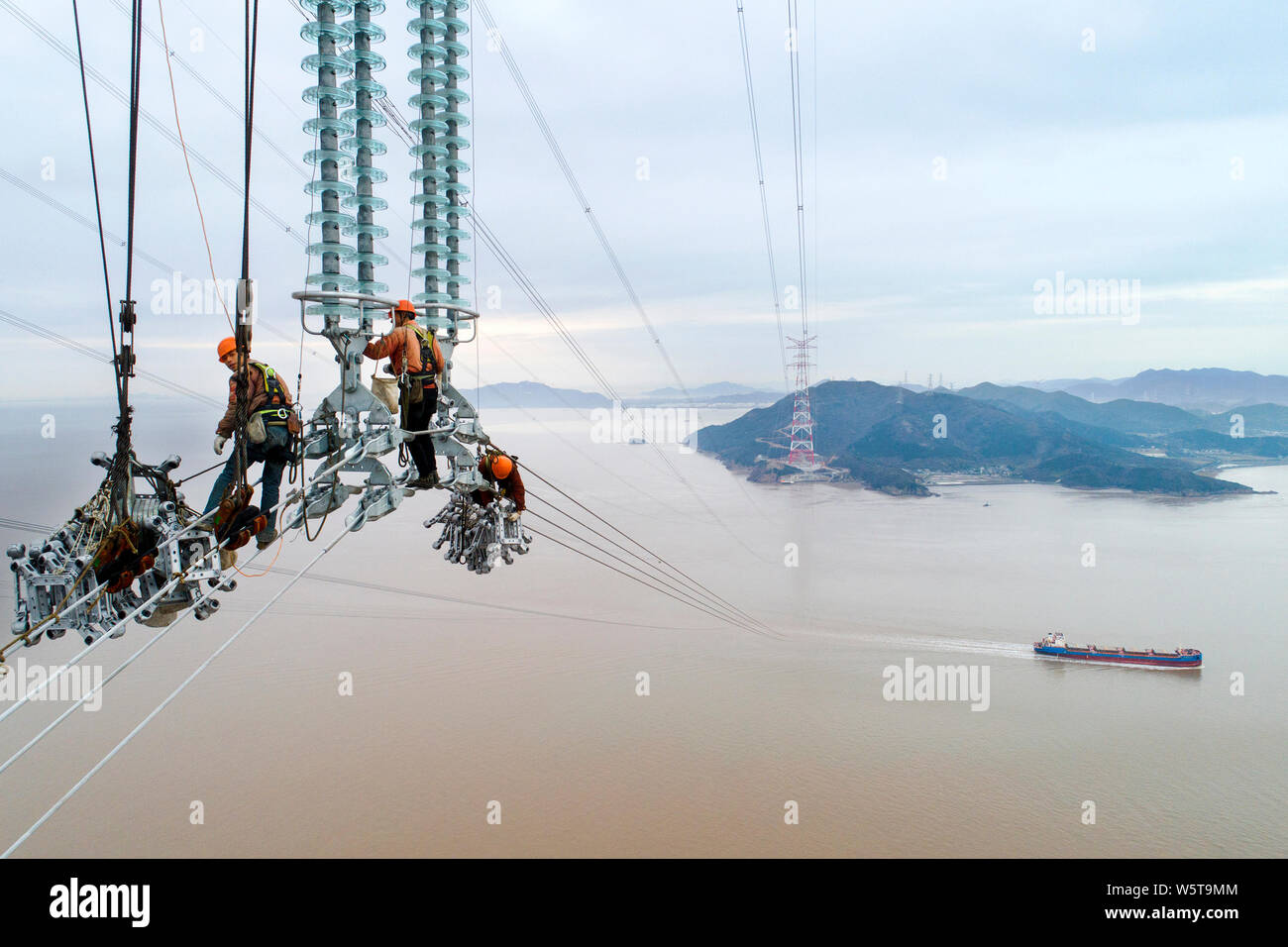 Chinese workers assemble power cables to connect Zhoushan's Jintang and ...