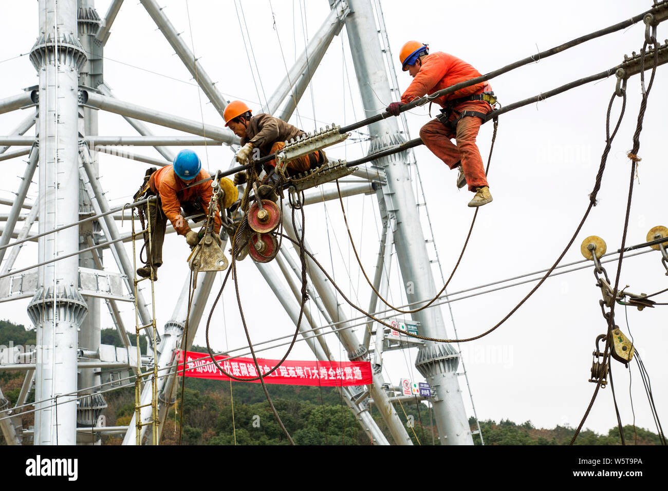 Chinese workers assemble power cables to connect Zhoushan's Jintang and ...