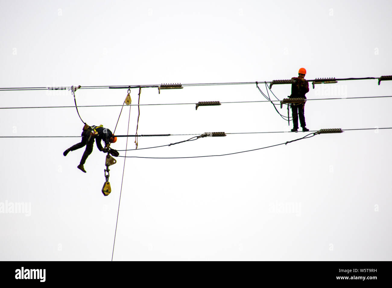 Chinese workers assemble power cables to connect Zhoushan's Jintang and ...