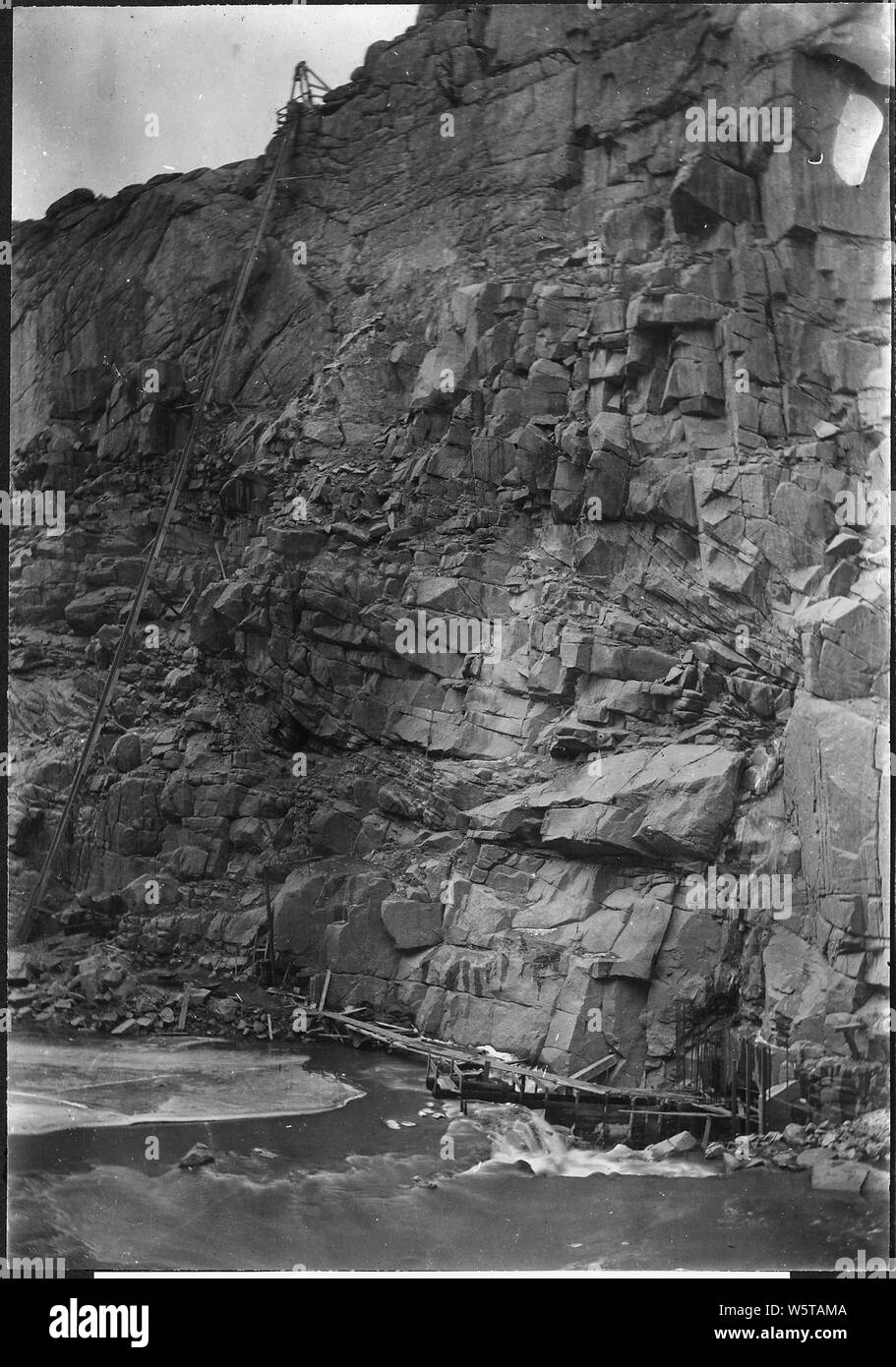 Pathfinder tunnel; Construction of grizzly at entrance, showing chute ...