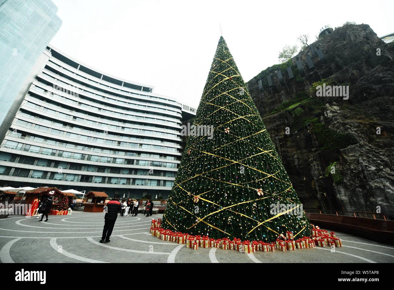 View of a 30-meter-tall Christmas tree at the five-star Shanghai ...