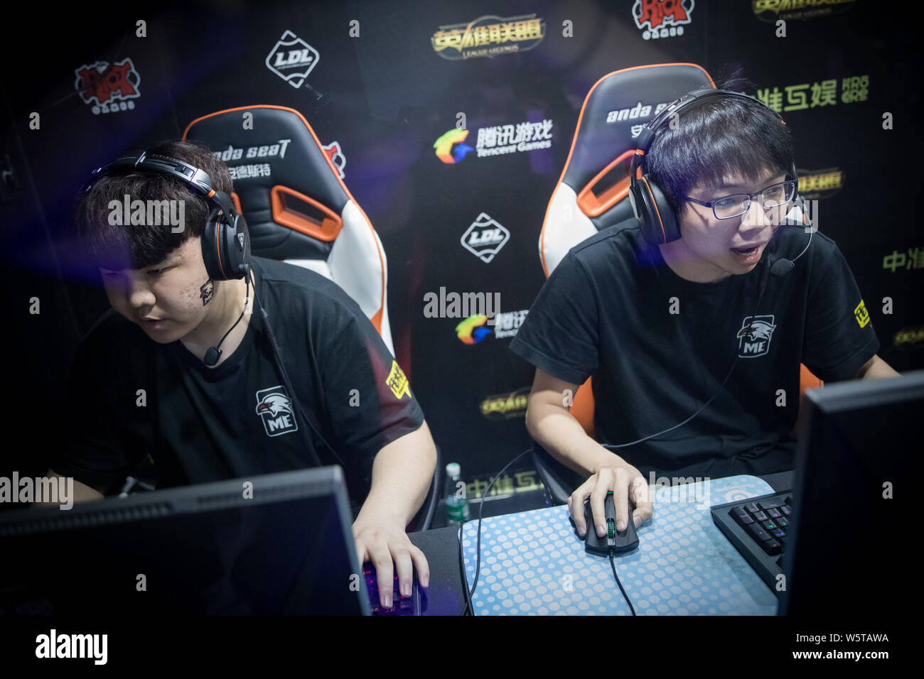 --FILE--Chinese players of LGD Gaming compete in a match of online game ...