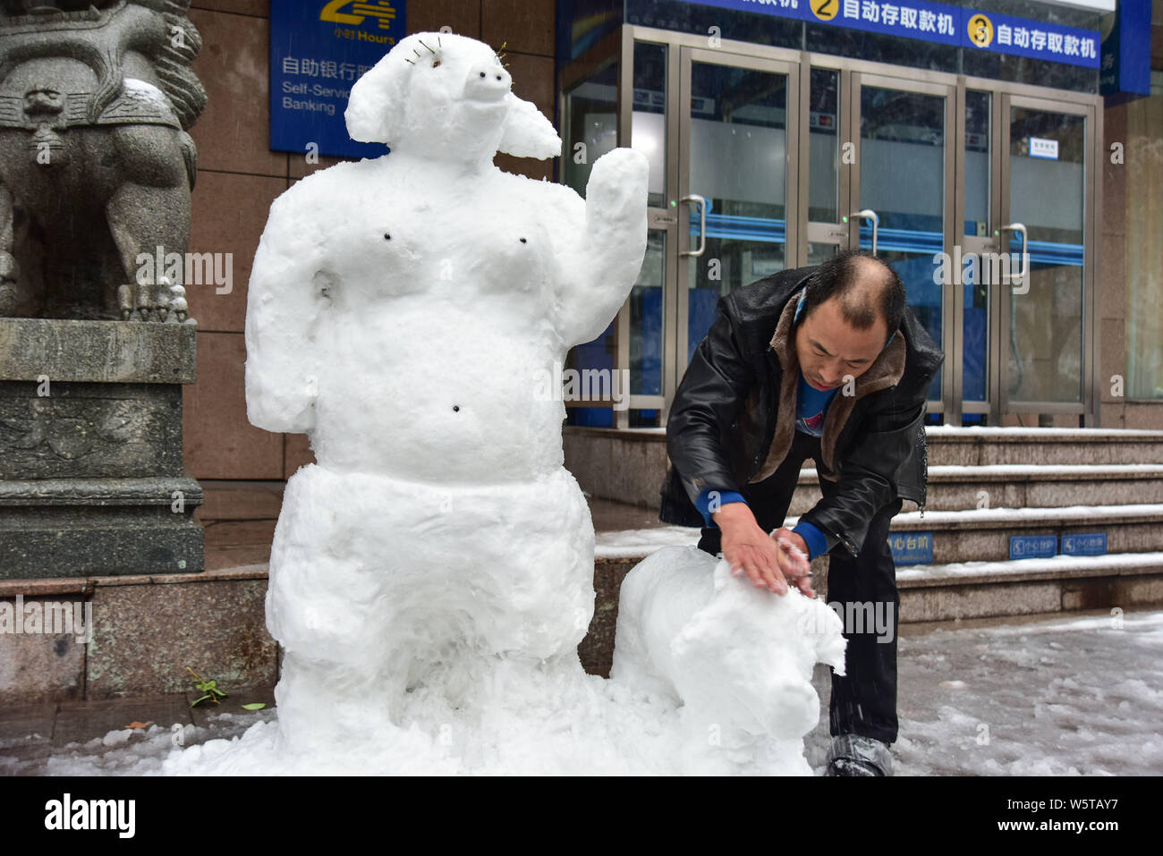 Chinese bank security guard surnamed Du makes a snow sculpture ...