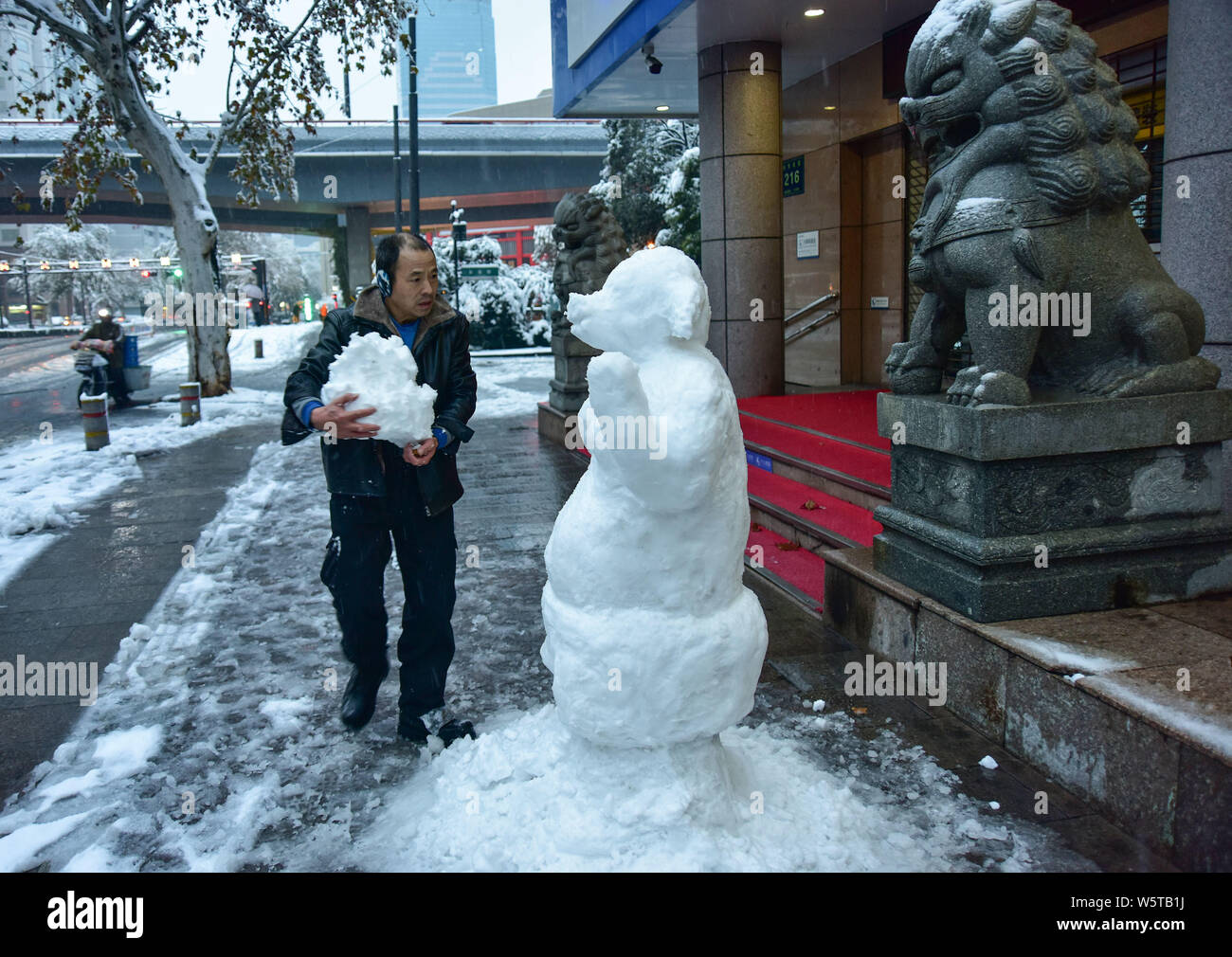 Chinese bank security guard surnamed Du makes a snow sculpture ...
