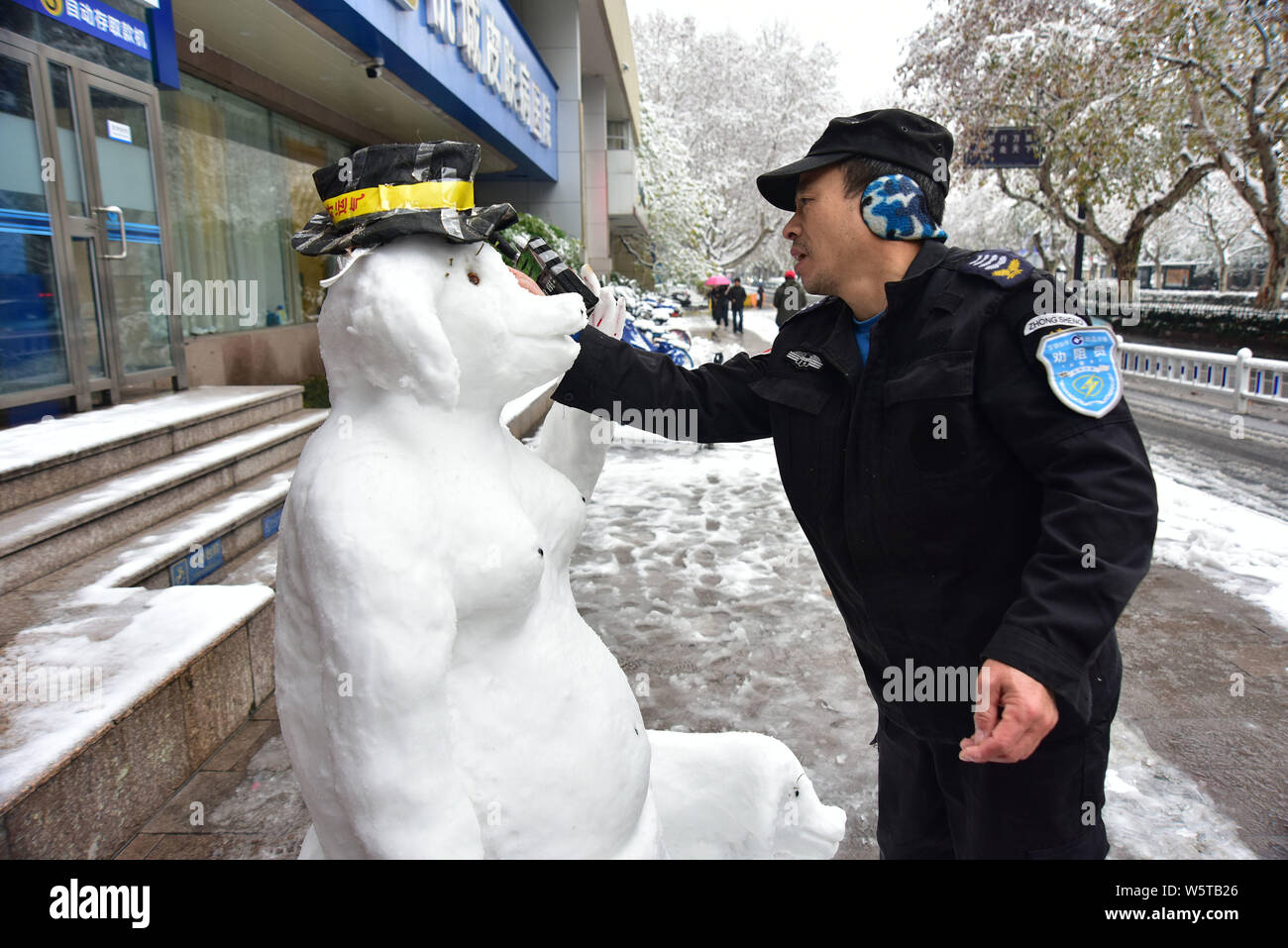 Bank security guard hi-res stock photography and images - Alamy