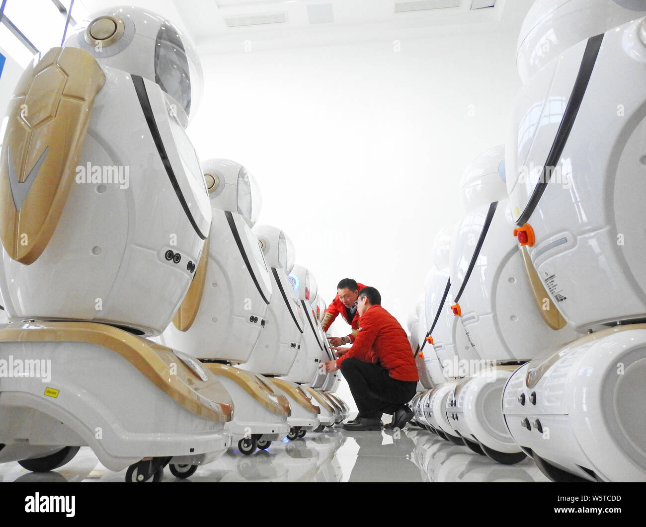 China robots workers hi-res stock photography and images - Alamy