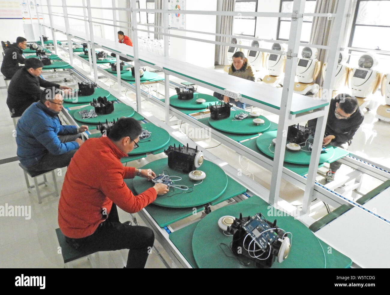 China robots workers hi-res stock photography and images - Alamy