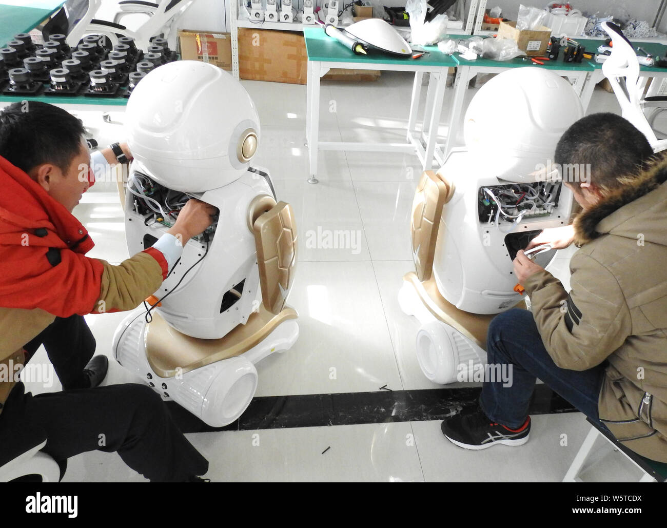 China robots workers hi-res stock photography and images - Alamy