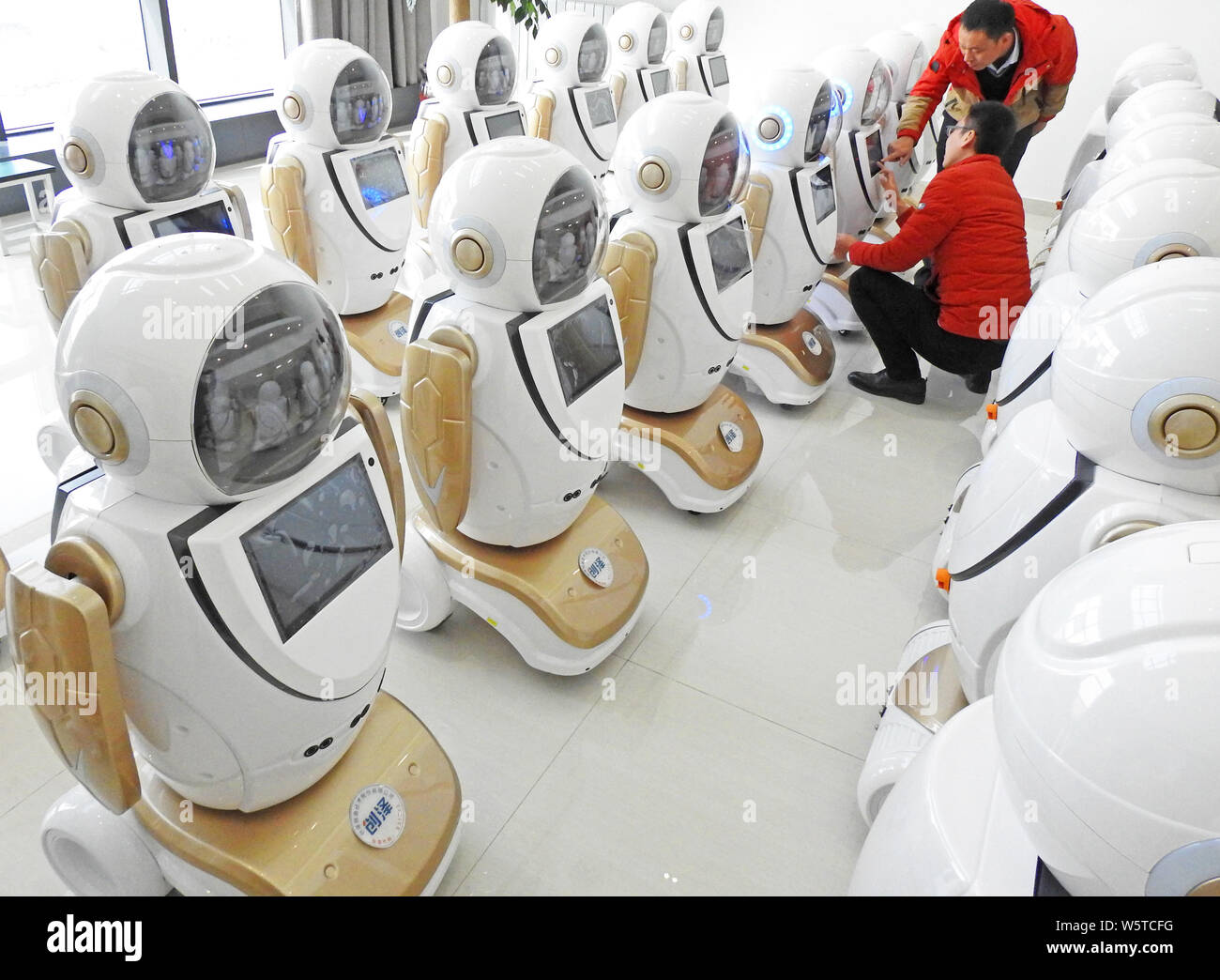 China robots workers hi-res stock photography and images - Alamy