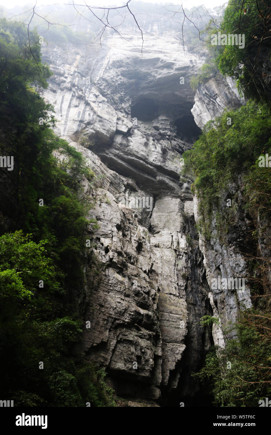 Scenery of the Three Natural Bridges National Geopark (Tian Keng San ...