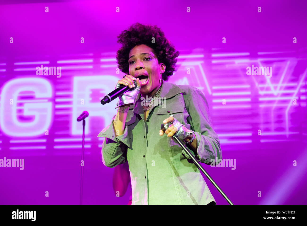 Macy gray singing hi-res stock photography and images - Alamy