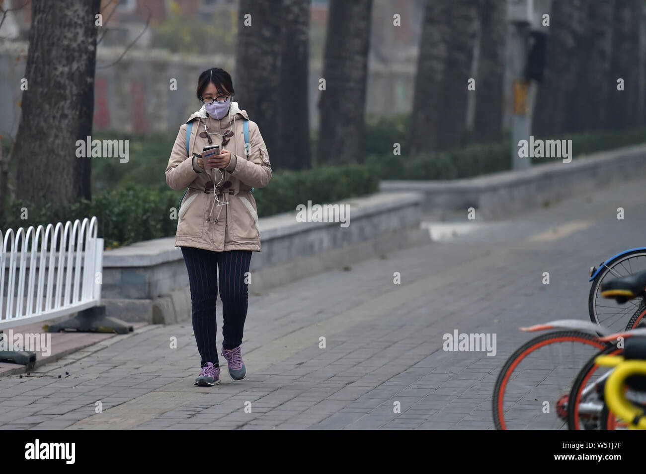 Chinese pedestrian wearing face hi-res stock photography and images - Alamy