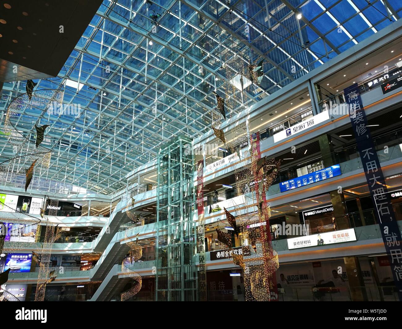 --FILE--An interior view of a branch of Chinese furnishing chain ...