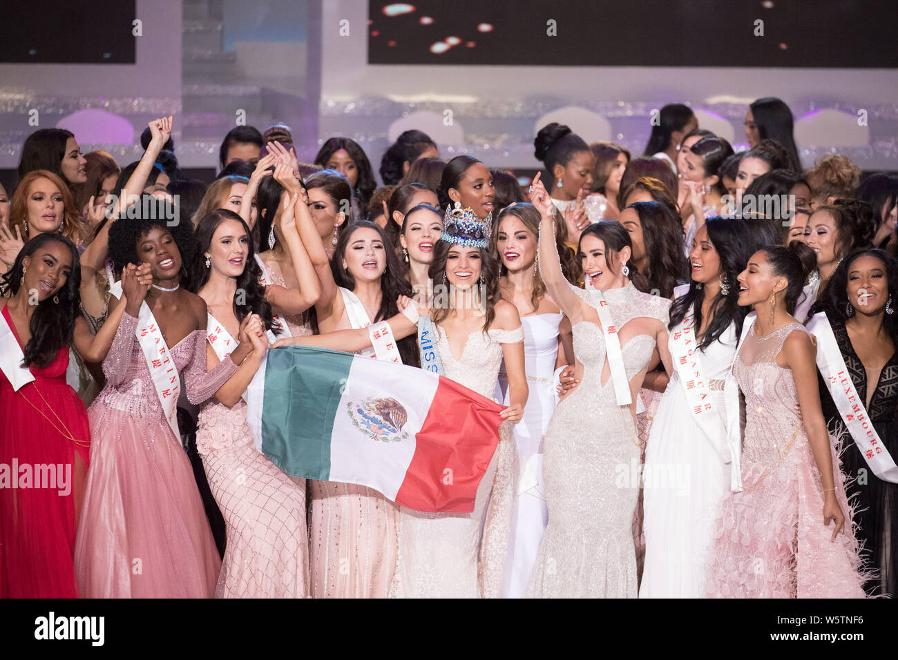 Pageant contestants miss world hi-res stock photography and images - Alamy