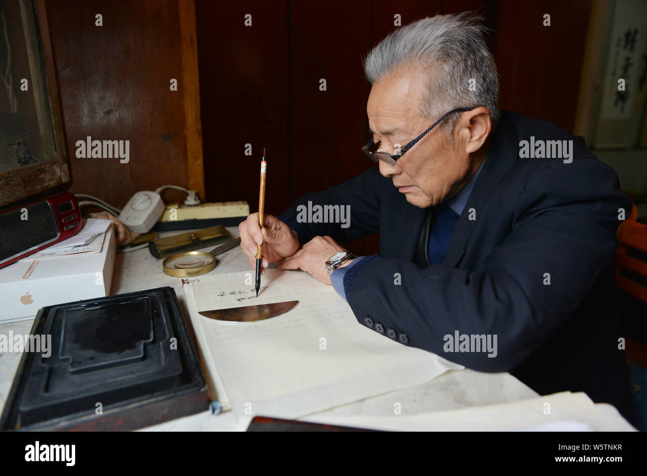 Old man writing chinese calligraphy hi-res stock photography and images ...