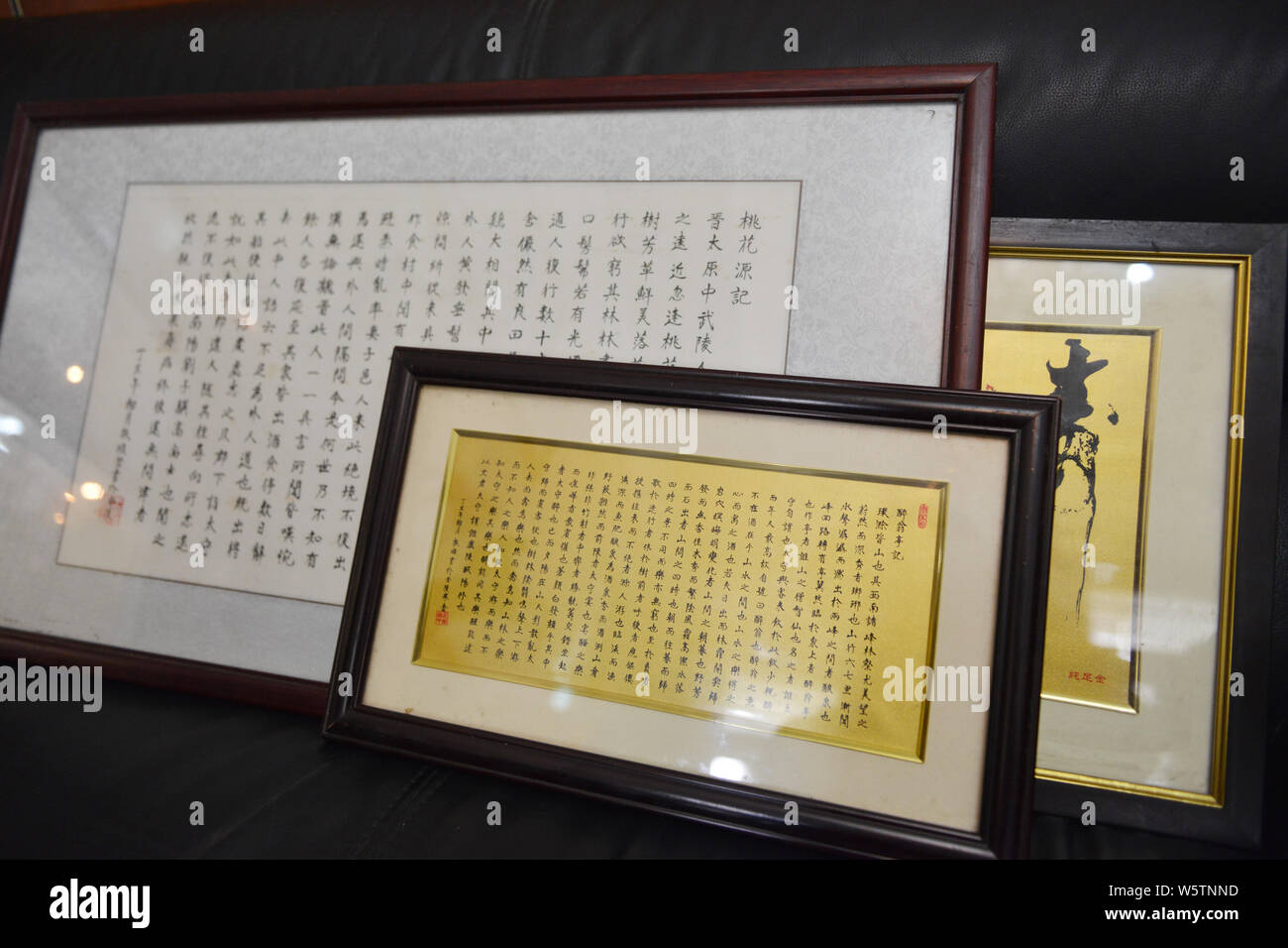Old man writing chinese calligraphy hi-res stock photography and images ...