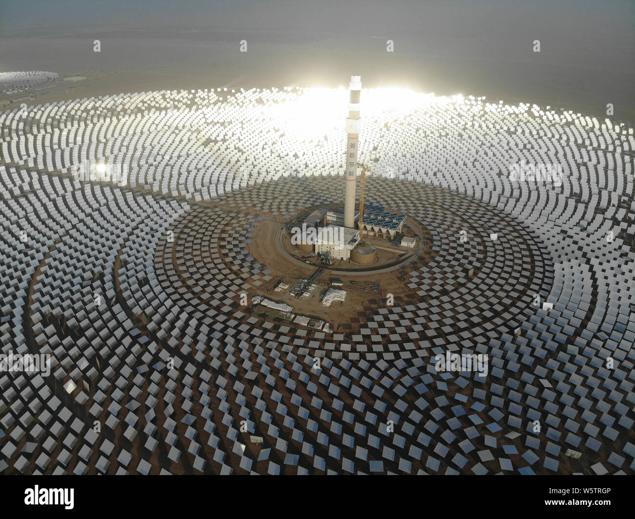China molten salt solar gansu hi-res stock photography and images - Alamy