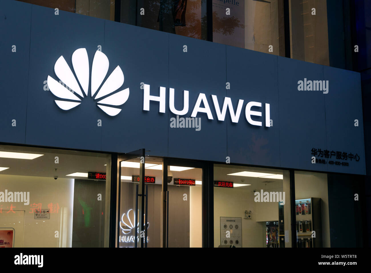 Huawei store uk hi-res stock photography and images - Alamy