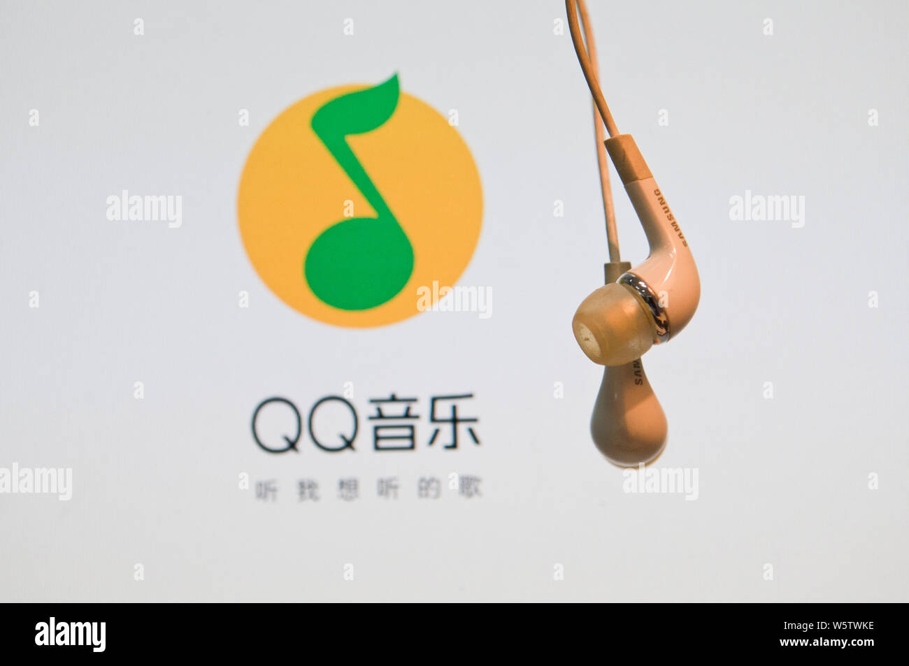 --FILE--A netizen browses a logo of QQ Music of Tencent on his computer ...