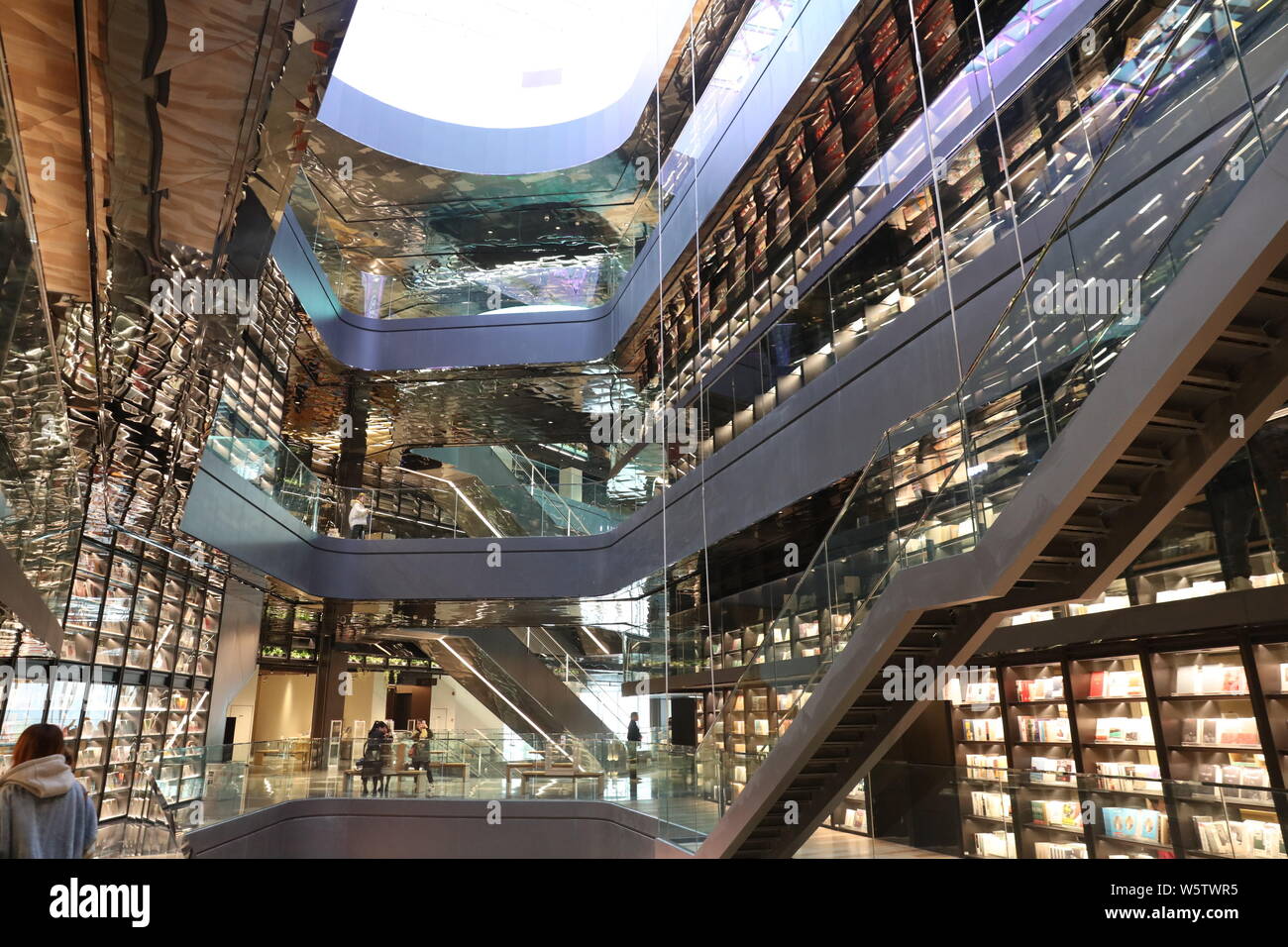Book wall hi-res stock photography and images - Alamy