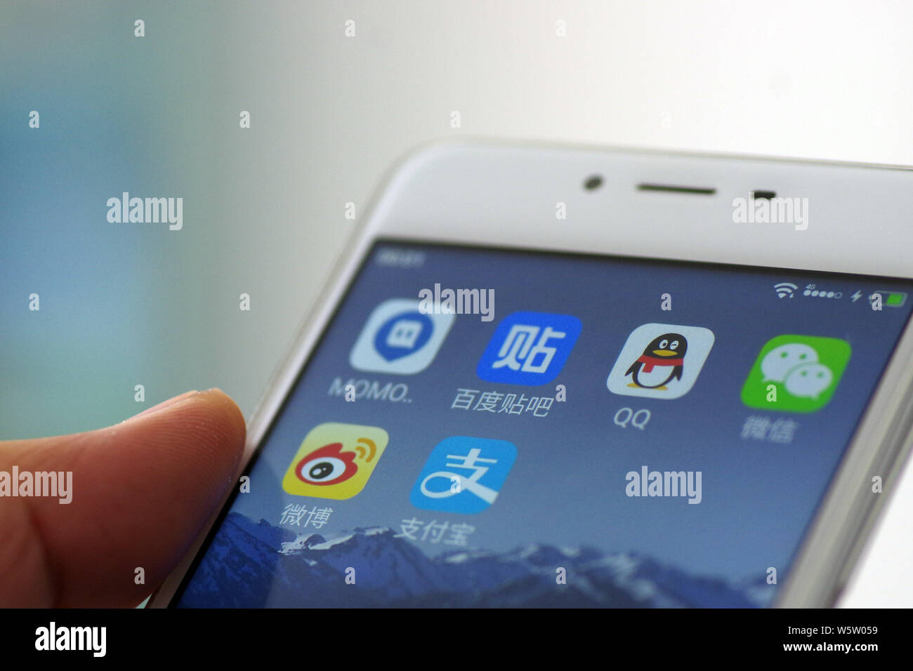 --FILE--A Chinese mobile phone user looks at the icons of Chinese ...