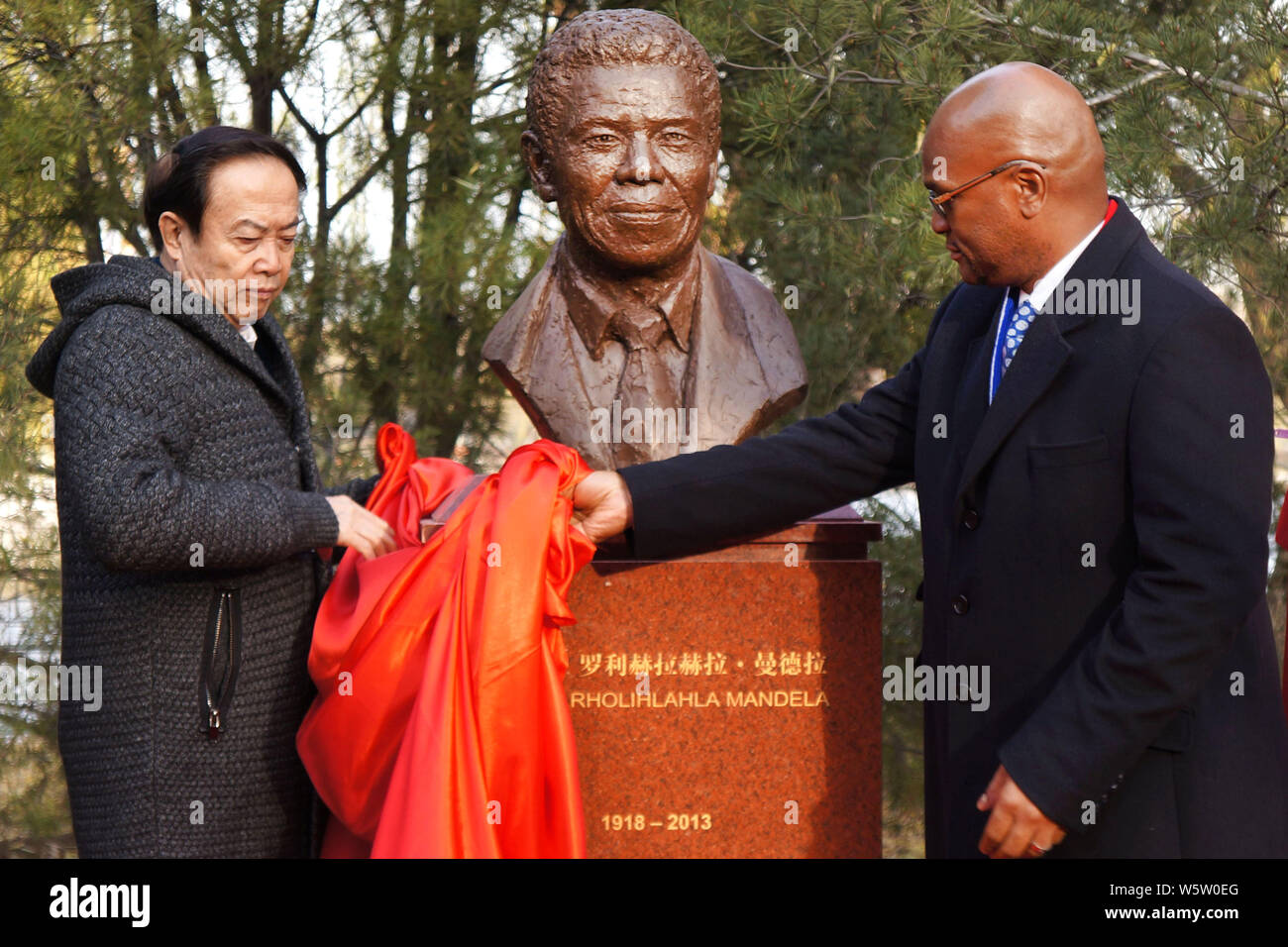 Chinese artist Yuan Xikun, left, and Nathi Mthethwa, Minister of Arts ...