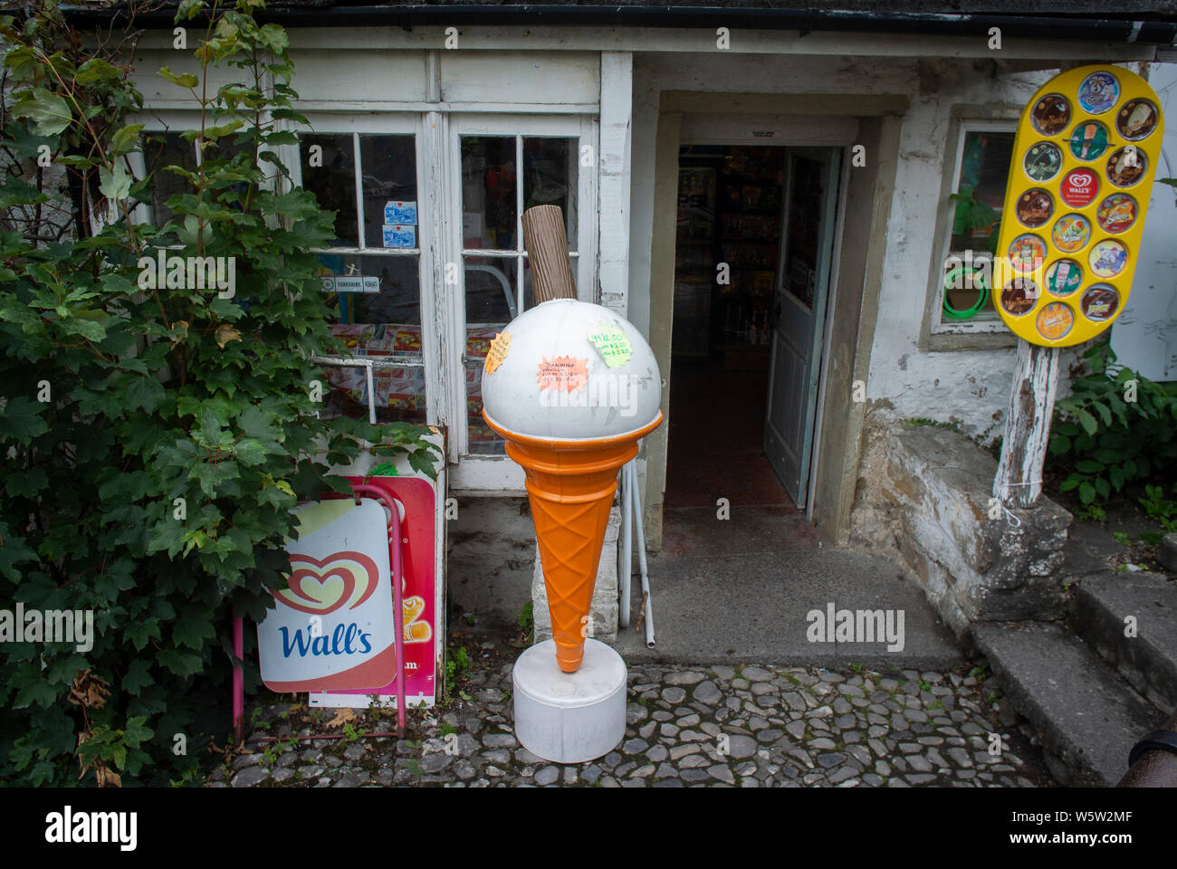 Corner shop 1950s hi-res stock photography and images - Alamy