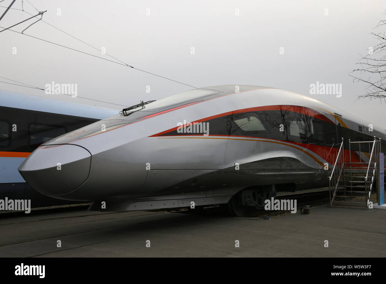 The CR400AF-B, a 17-coach bullet train with a designed speed of 350 ...