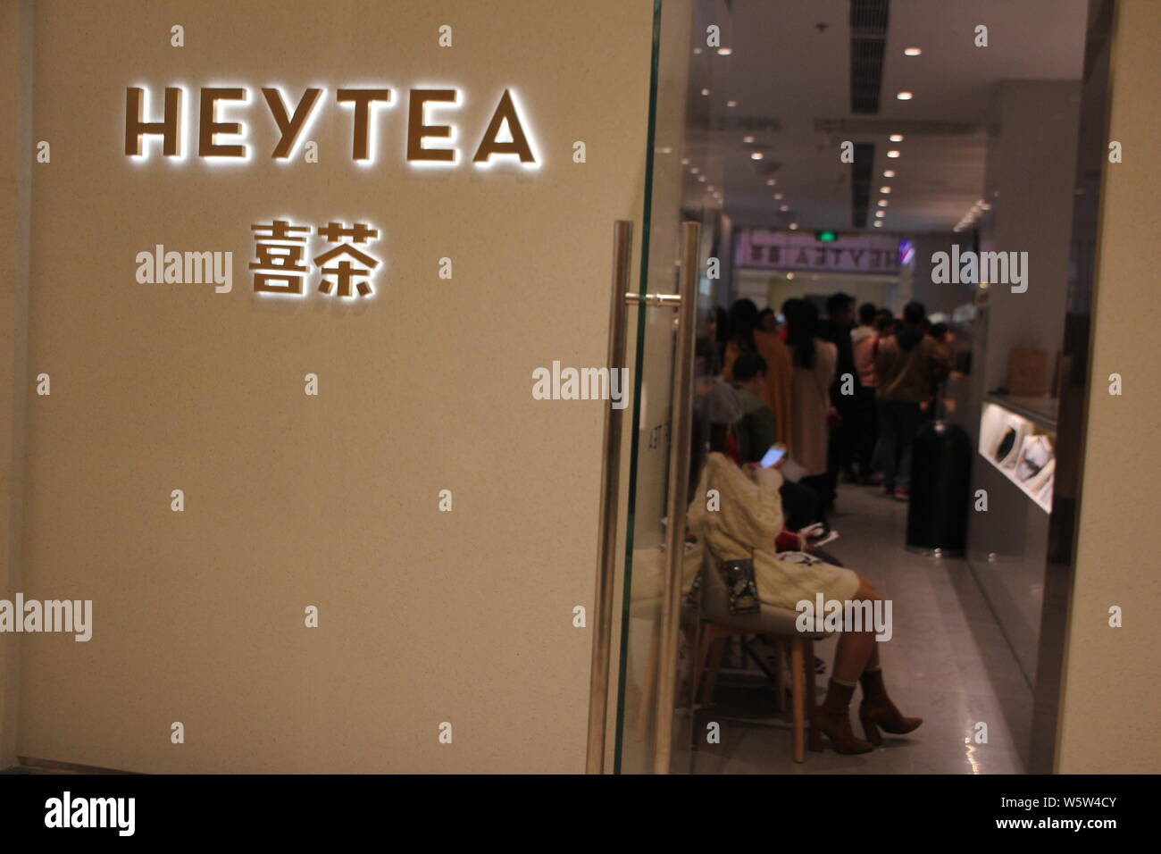 --FILE--Chinese customers queue up to buy tea drinks at a branch of ...