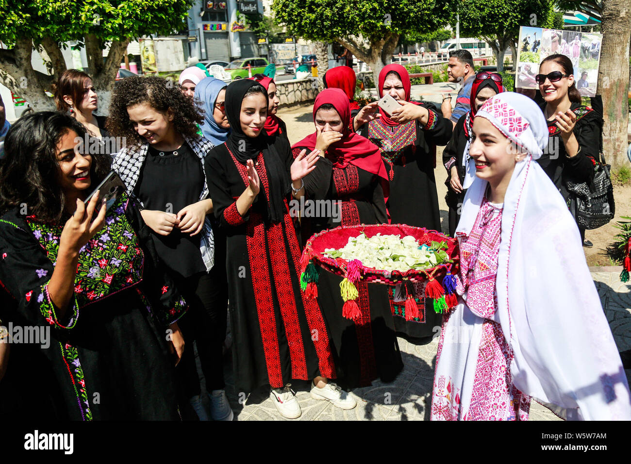 (190730) -- GAZA, July 30, 2019 (Xinhua) -- Palestinian girls and women ...