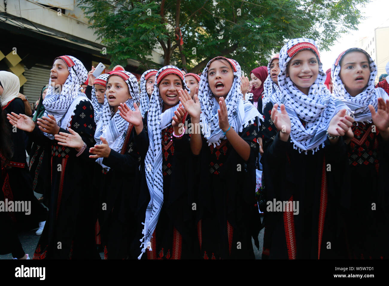 (190730) -- GAZA, July 30, 2019 (Xinhua) -- Palestinian girls wear ...