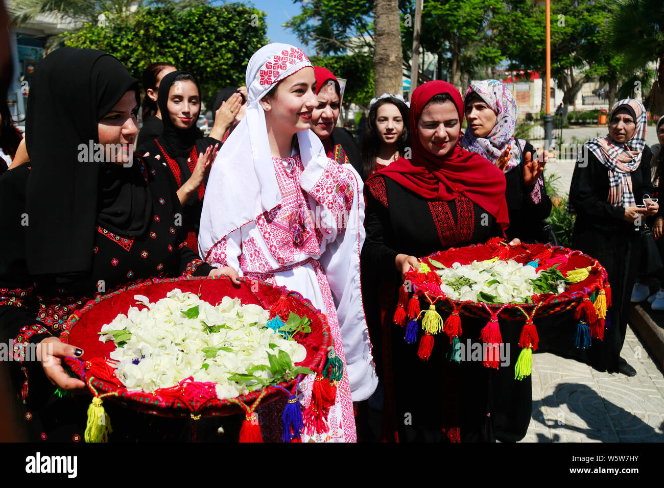 (190730) -- GAZA, July 30, 2019 (Xinhua) -- Palestinian girls and women ...