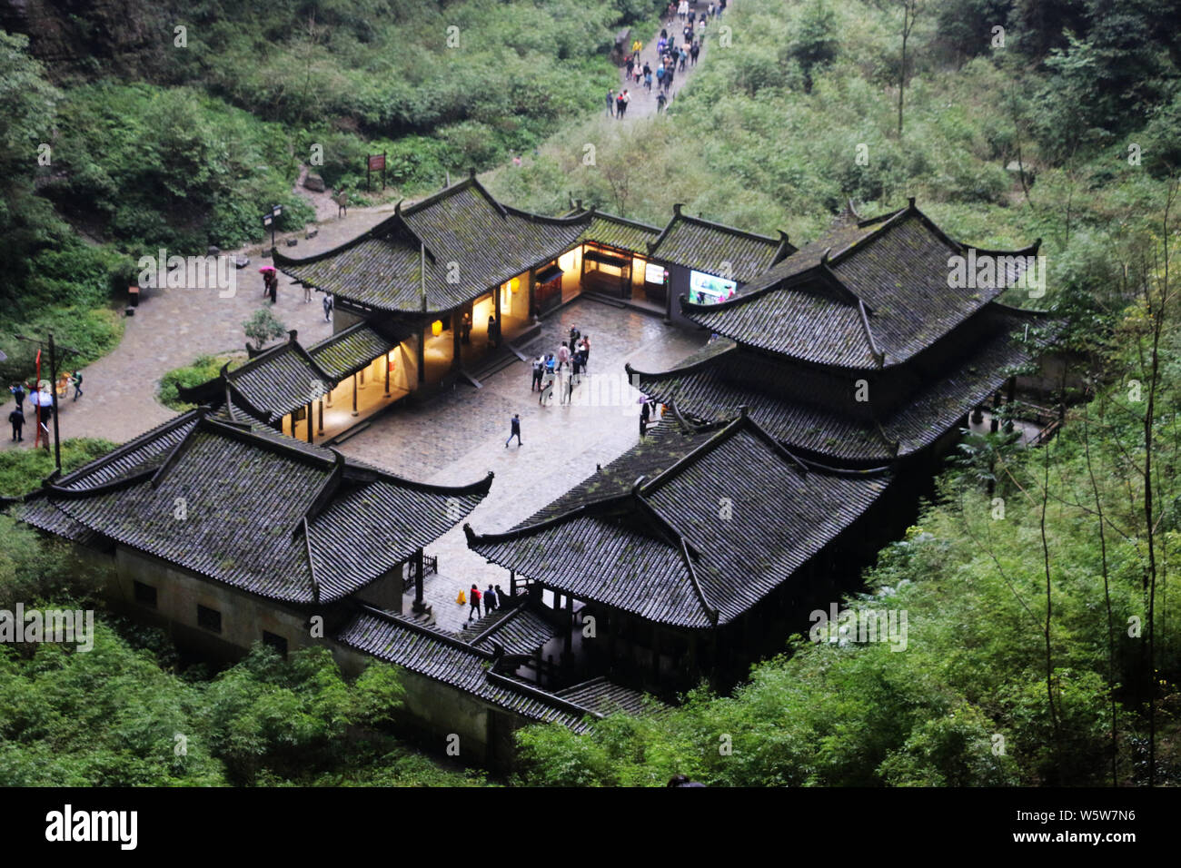 Scenery of the Three Natural Bridges National Geopark (Tian Keng San ...