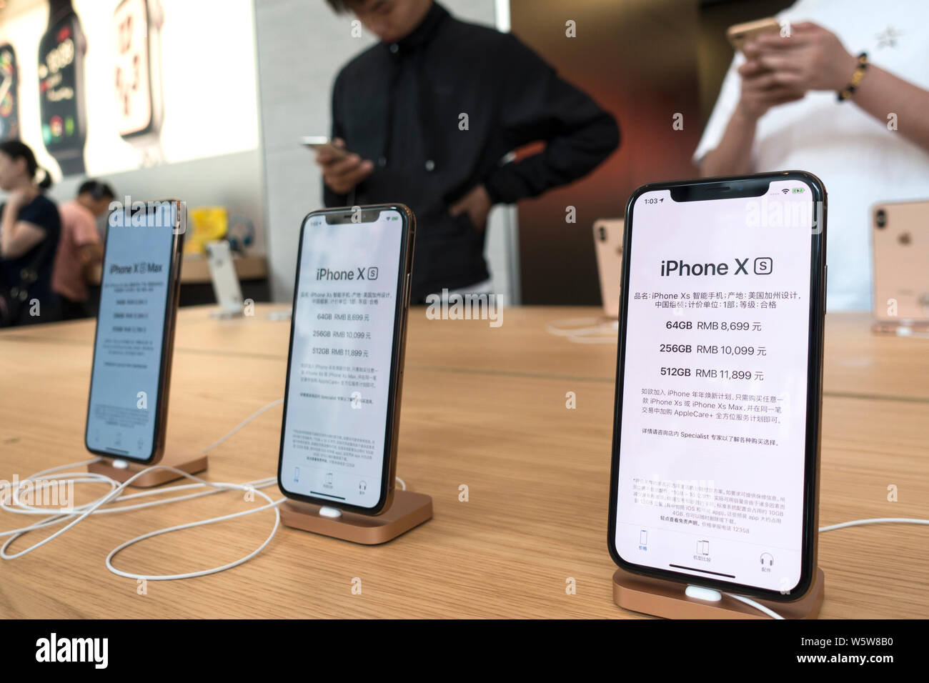 --FILE--Customers try out iPhone XS and iPhone XS Max smartphones on ...