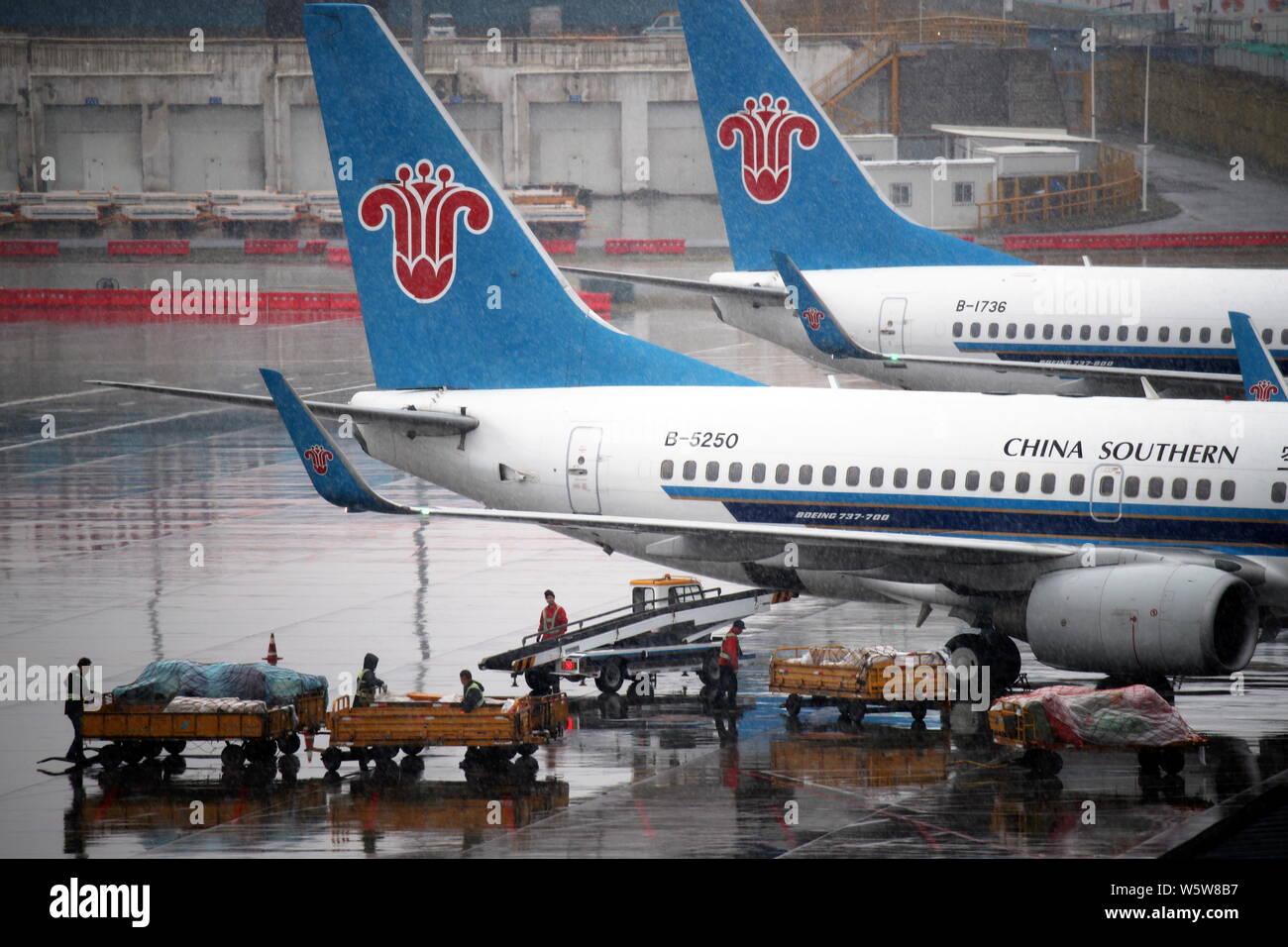Crew unload aircraft hi-res stock photography and images - Alamy