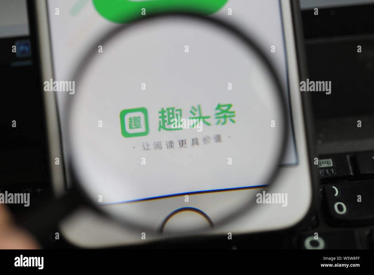 --FILE--A Chinese mobile phone user uses Chinese news and video ...
