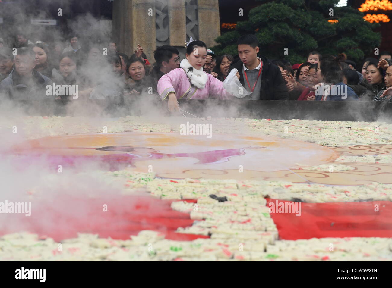 Chinese workers dressed in traditional costumes hand 88,000 pieces of ...