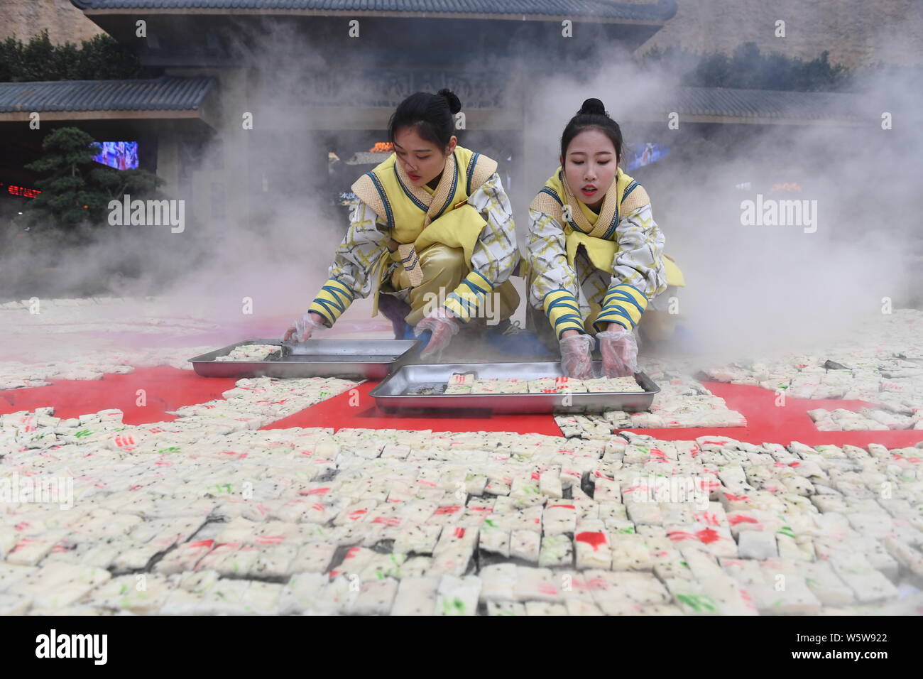Chinese workers dressed in traditional costumes hand 88,000 pieces of ...