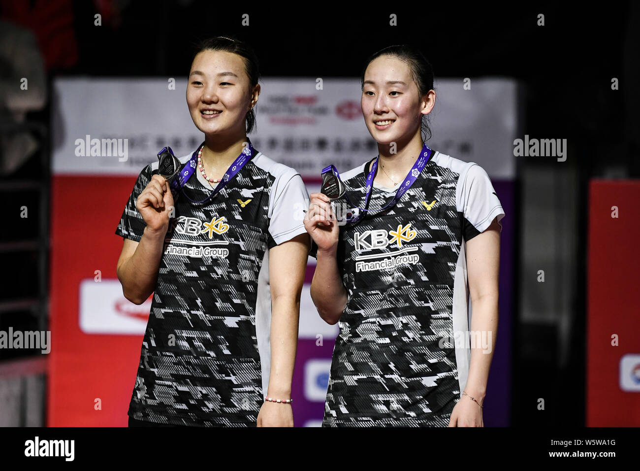 Lee So-hee/Shin Seung-chan of South Korea pose with their trophies ...