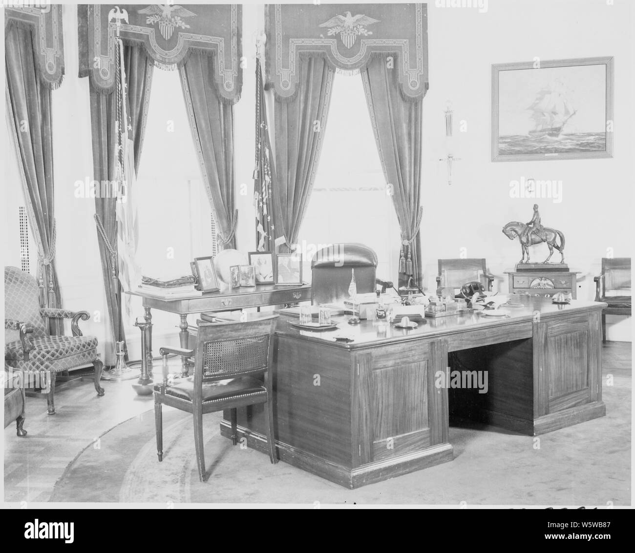 White house oval office desk Black and White Stock Photos & Images - Alamy