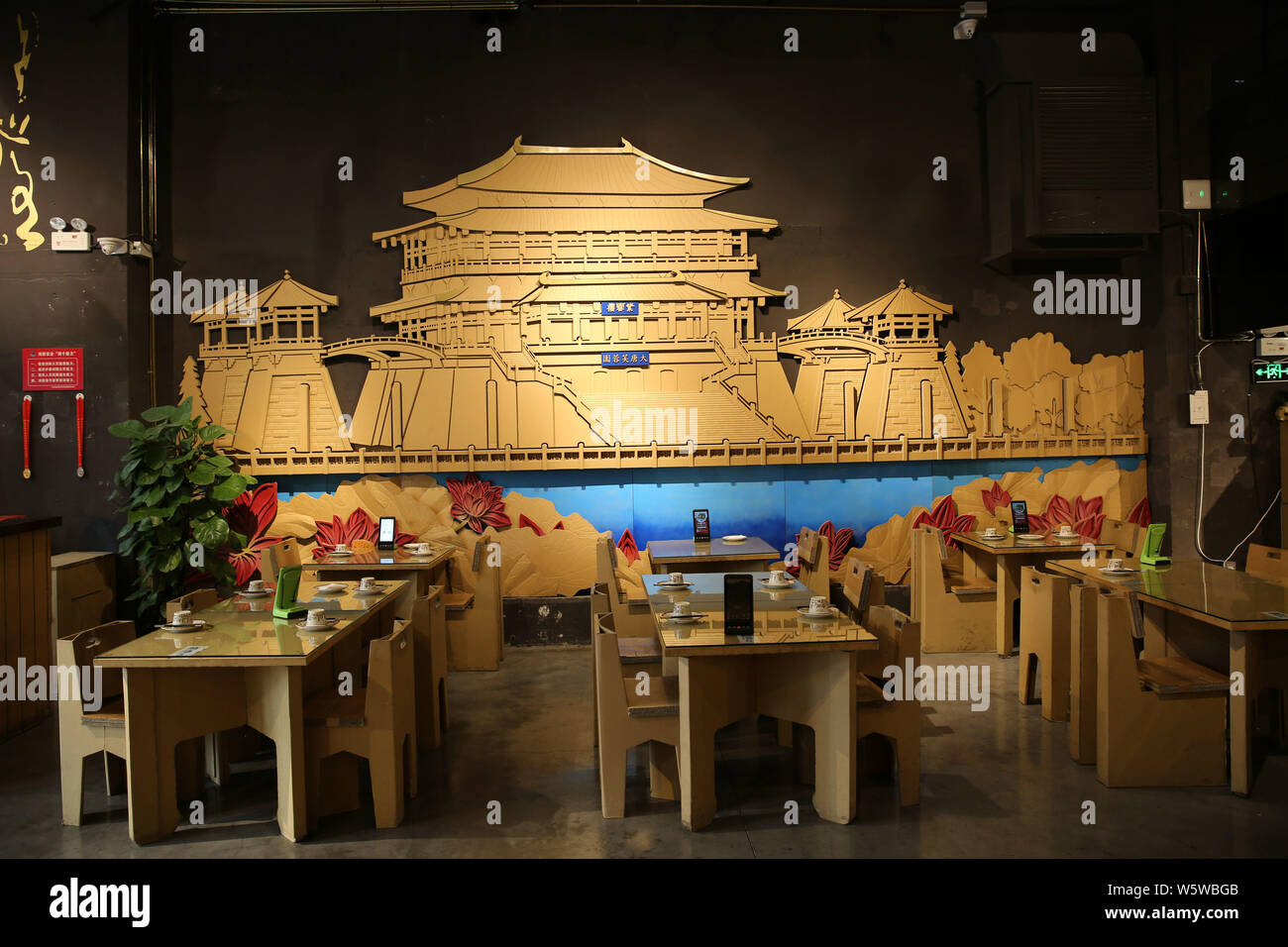 Corrugated cardboard furniture hi-res stock photography and images - Alamy
