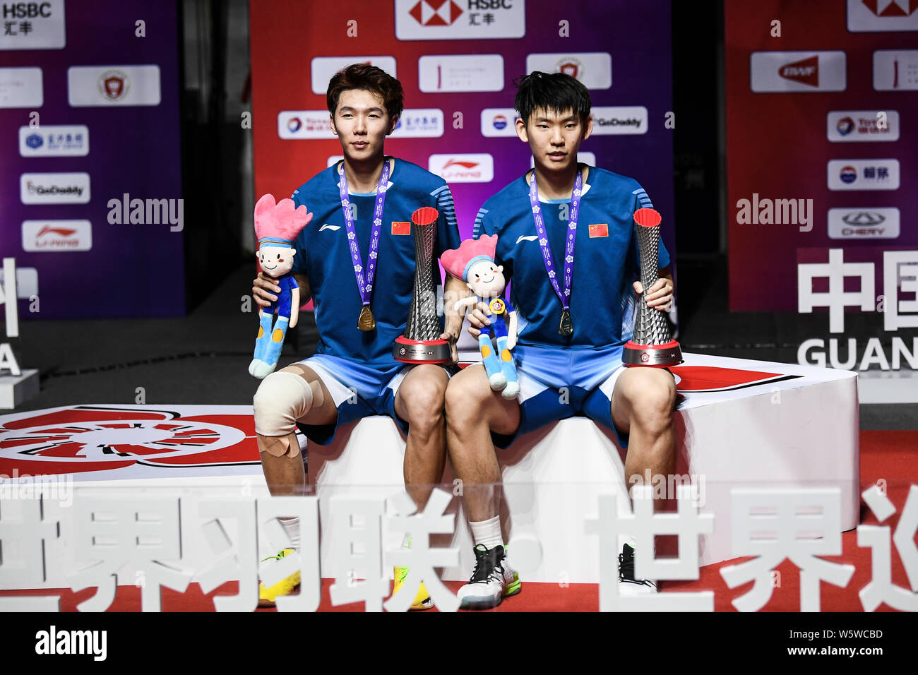 Li Junhui and Liu Yuchen of China pose with their trophies after ...