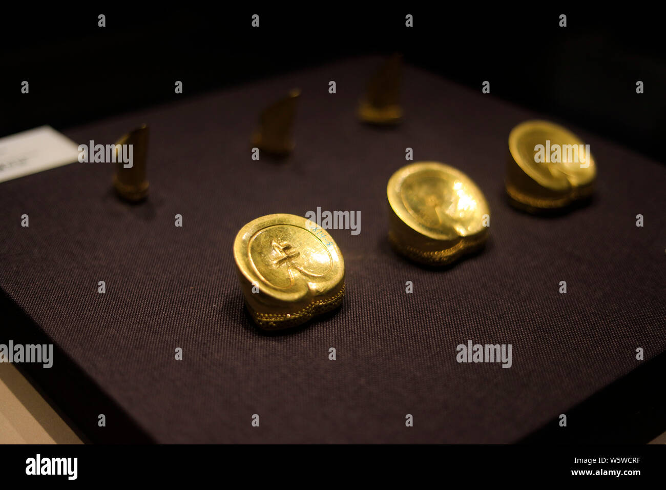 Hoof-shaped gold ingots from the tomb of "Haihunhou" (Marquis of Haihun ...