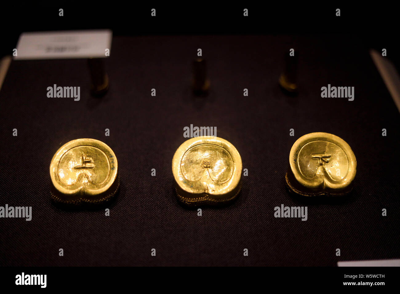 Hoof-shaped gold ingots from the tomb of "Haihunhou" (Marquis of Haihun ...