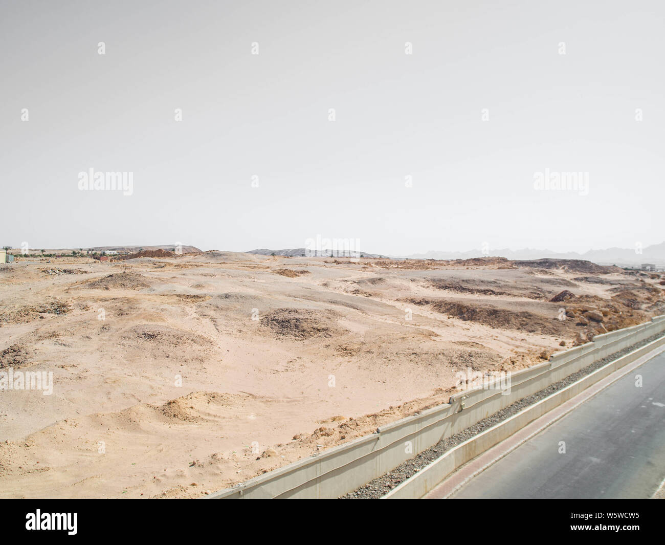 Road in the desert (Side View Stock Photo - Alamy