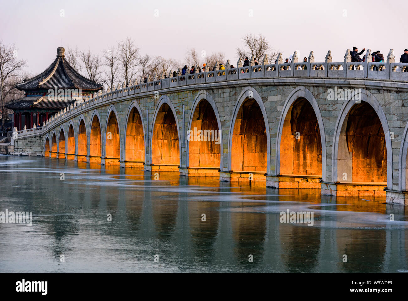 The golden light pierces through the aperture of the famous Seventeen ...