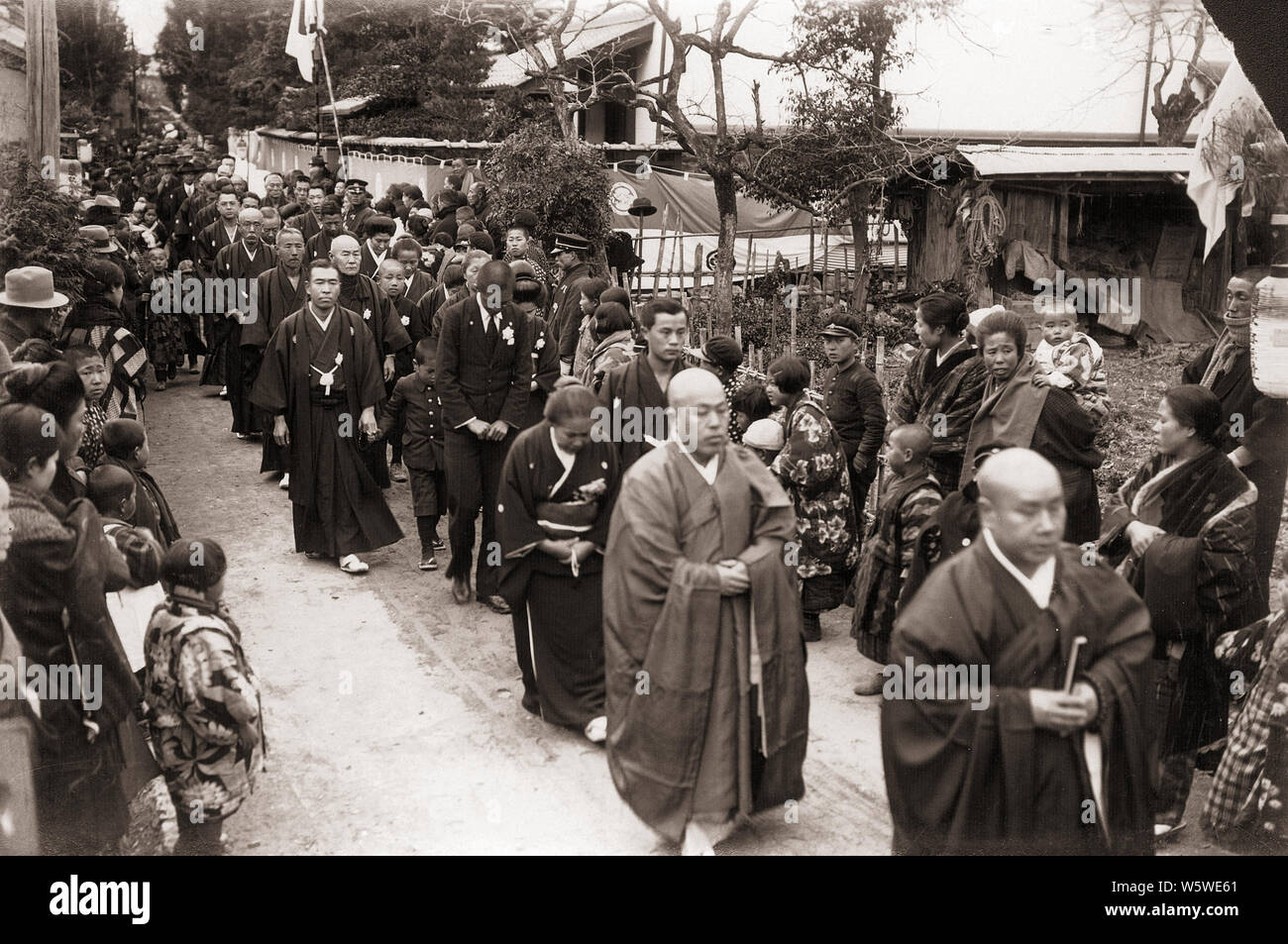 Buddhist funeral japan hi-res stock photography and images - Alamy
