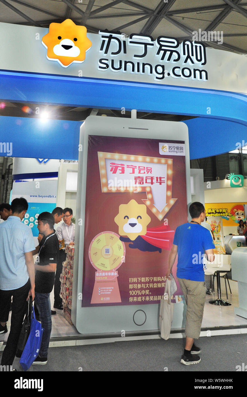 --FILE--People visit the stand of Suning.com, the online shopping site ...